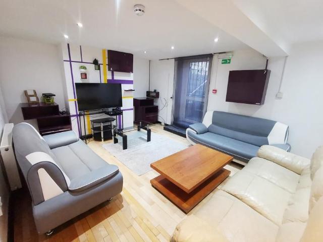 6 bedroom house to rent