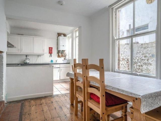 6 bedroom house to rent
