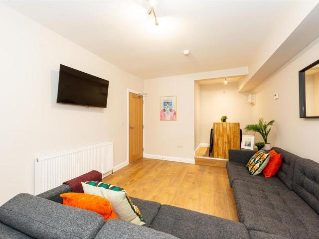 6 bedroom house to rent
