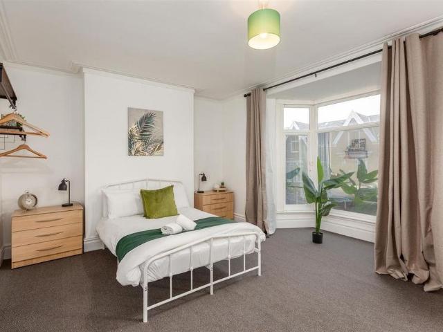 6 bedroom house to rent