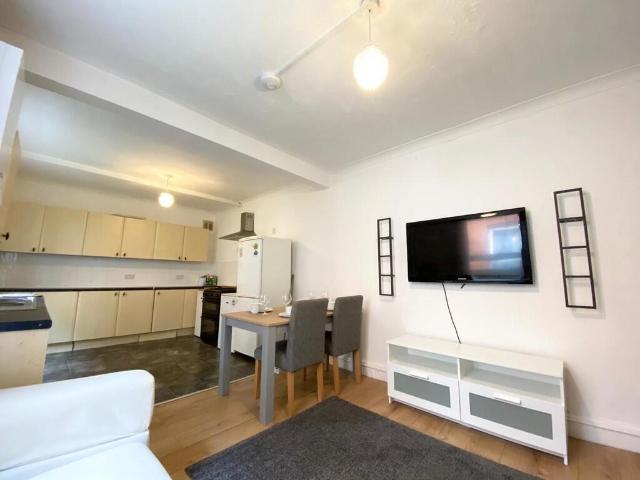 6 bedroom house to rent