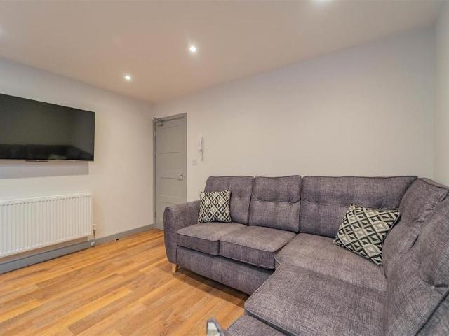 6 bedroom house to rent