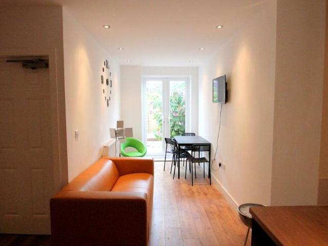 6 bedroom house to rent