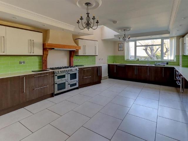 6 bedroom house to rent