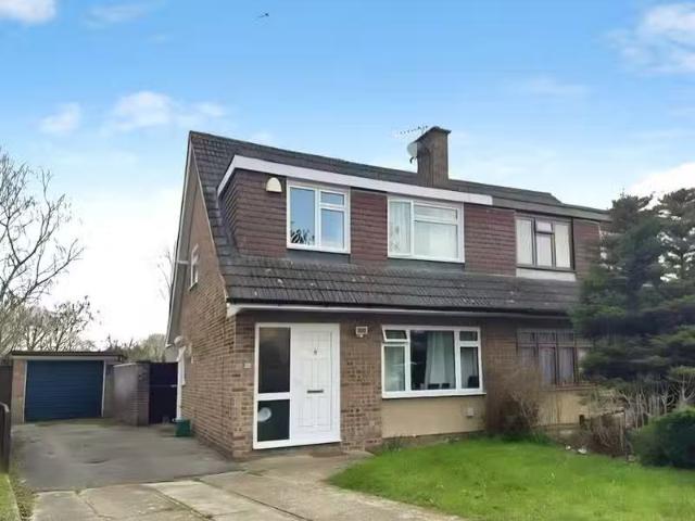 6 bedroom House to rent, Moore Grove Crescent, Egham, TW20 £3.