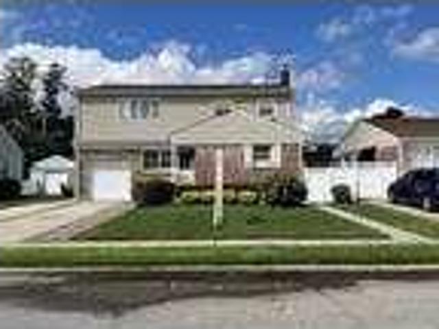 6 bedroom in Bethpage New York 11714