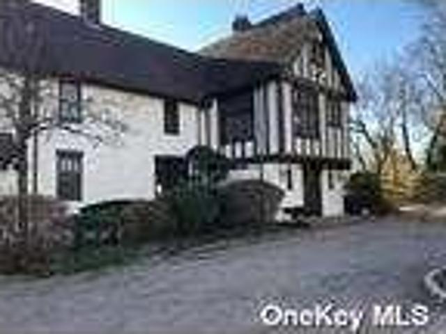 6 bedroom in Woodmere New York 11598