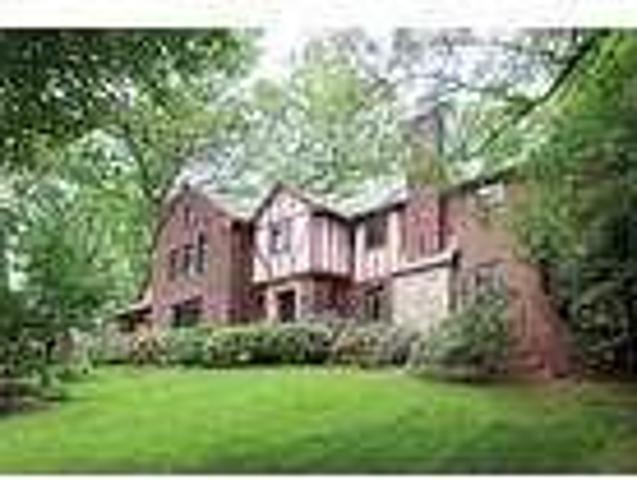 6 bedroom in Waban MA 02468