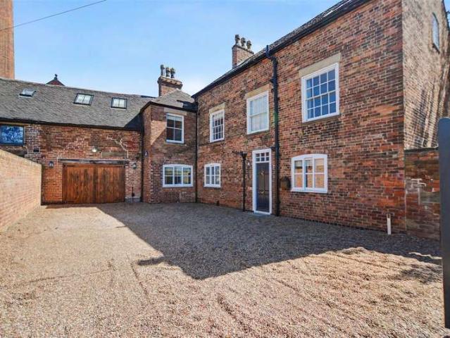6 Bedroom Link Detached House