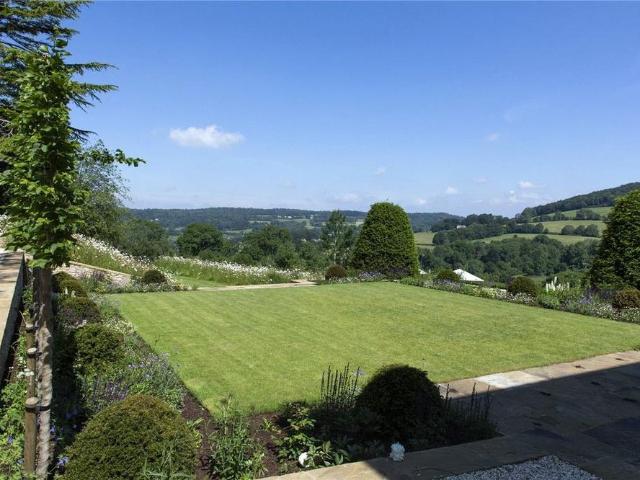 6 bedroom link detached house to rent
