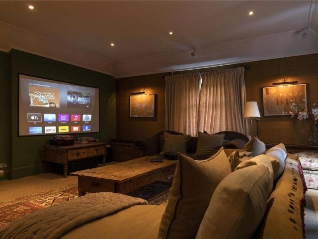 6 bedroom link detached house to rent
