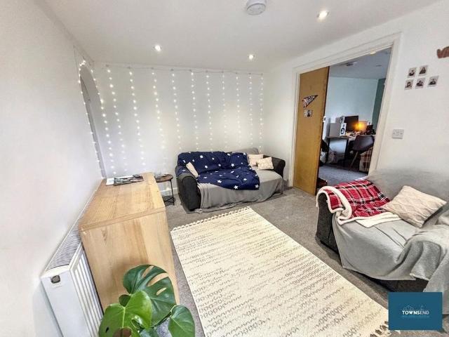 6 bedroom link detached house to rent