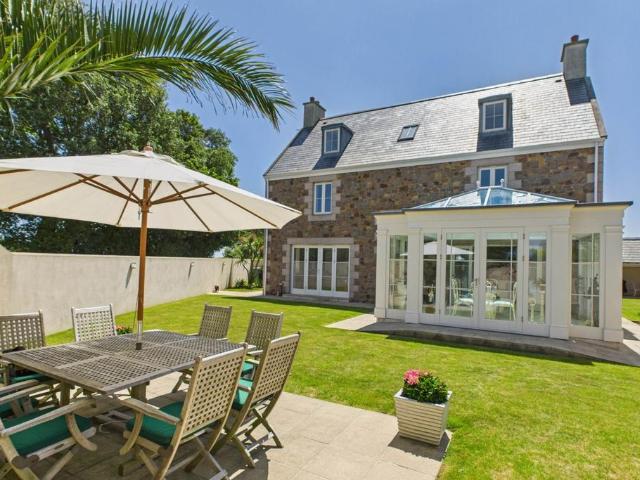 6 bedroom link detached house for sale