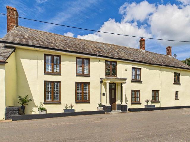 6 bedroom link detached house for sale