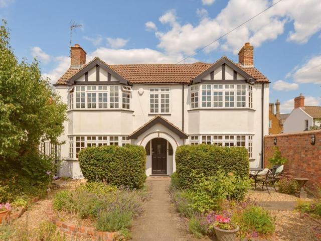 6 bedroom link detached house for sale