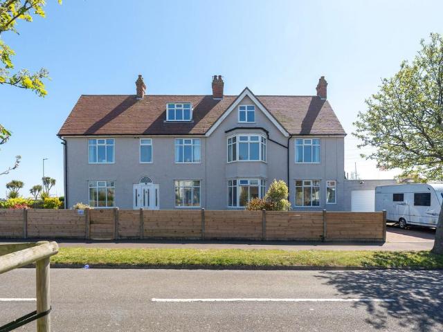 6 bedroom link detached house for sale