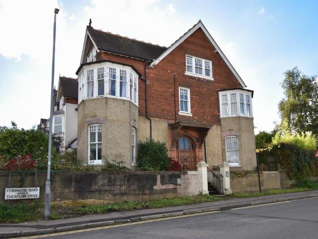 6 bedroom link detached house for sale