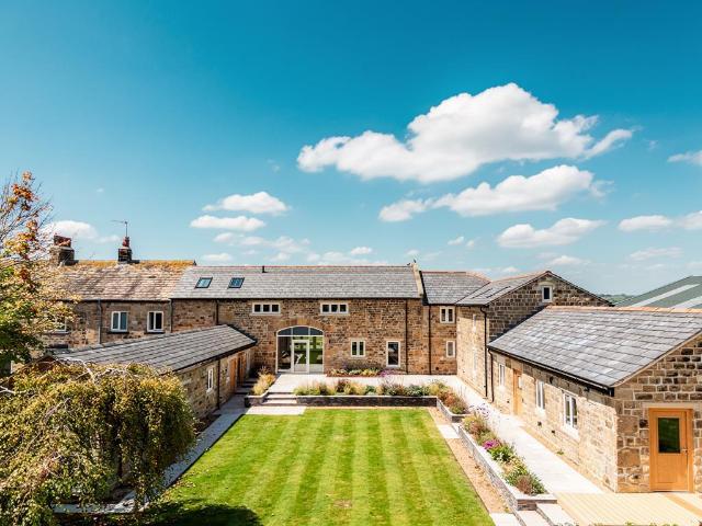 6 bedroom link detached house for sale