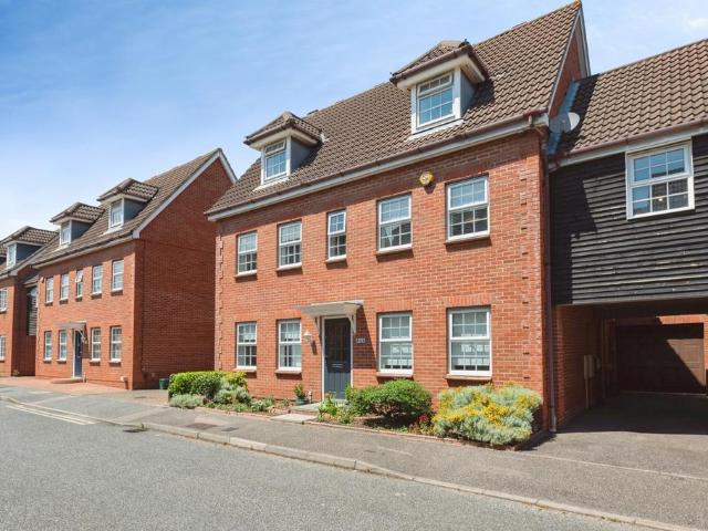 6 bedroom link detached house for sale