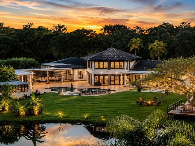 6 bedroom luxury Villa for sale in Coral Springs, Florida