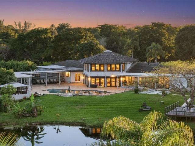 6 bedroom luxury Villa for sale in Coral Springs, Florida