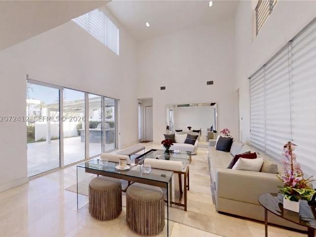 6 bedroom luxury Villa for sale in Doral, Florida
