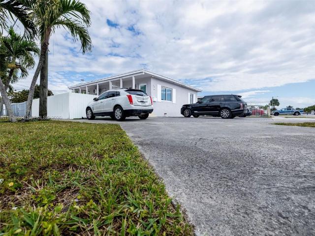 6 bedroom luxury Villa for sale in Hialeah, Florida
