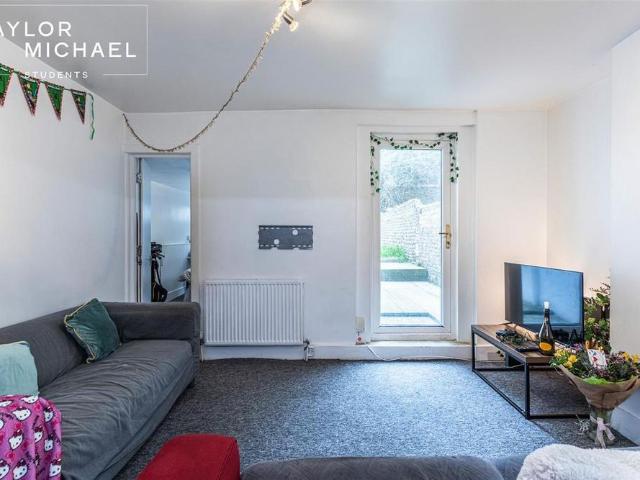 6 bedroom maisonette to rent