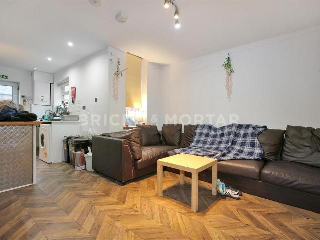 6 bedroom maisonette to rent