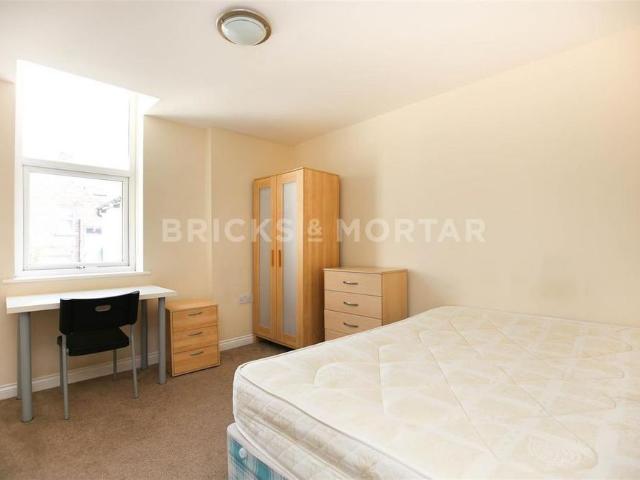 6 bedroom maisonette to rent