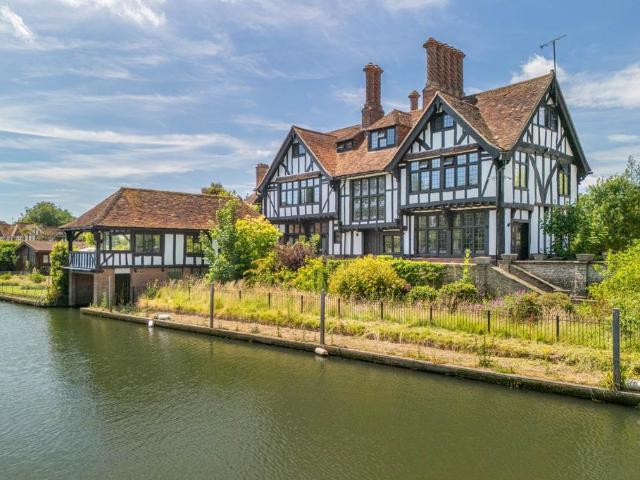 6 bedroom manor house for sale