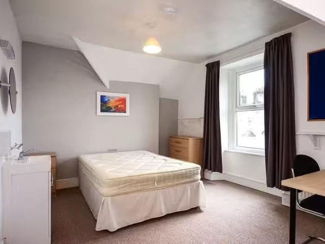 6 bedroom Mid Terrace House to rent, Headland Park, Plymouth.