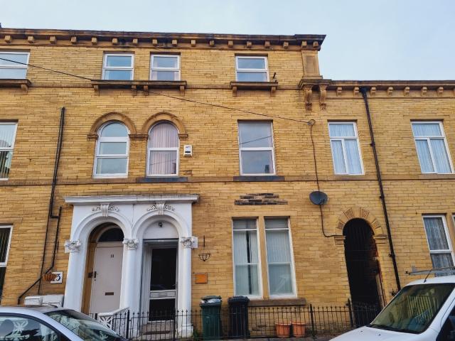 6 bedroom mid terraced house Let in Bradford