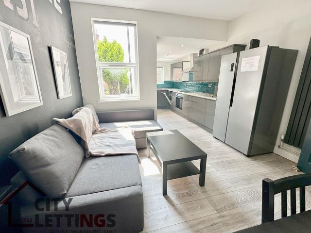 6 Bedroom Mid Terraced House