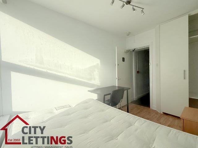 6 Bedroom Mid Terraced House