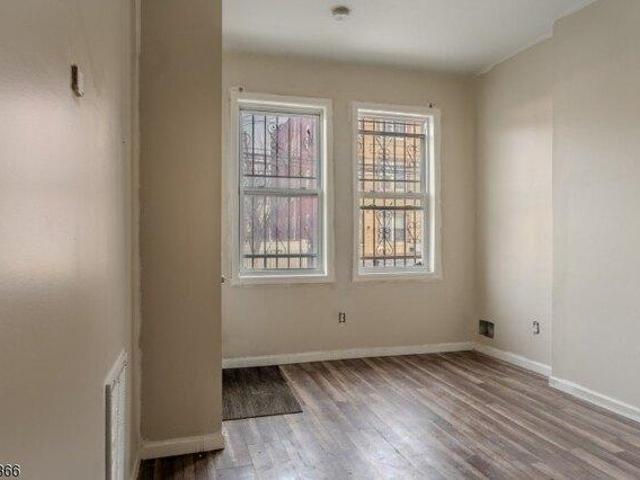 6 bedroom, Newark NJ 07103 102346318