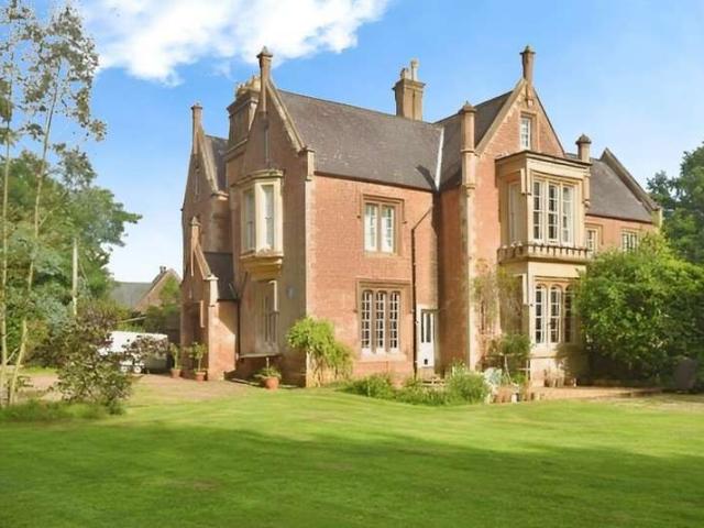 6 Bedroom Semi Detached House