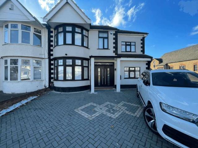 6 Bedroom Semi Detached House