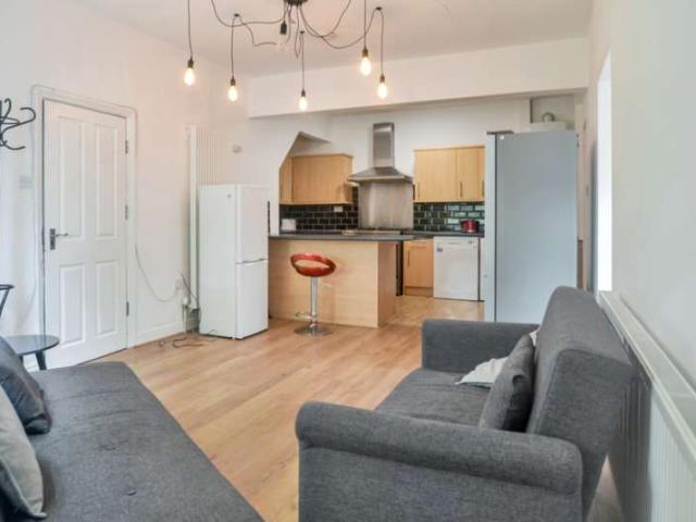 6 Bedroom Semi Detached House