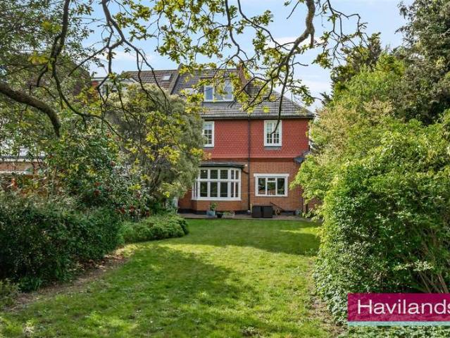 6 Bedroom Semi Detached House