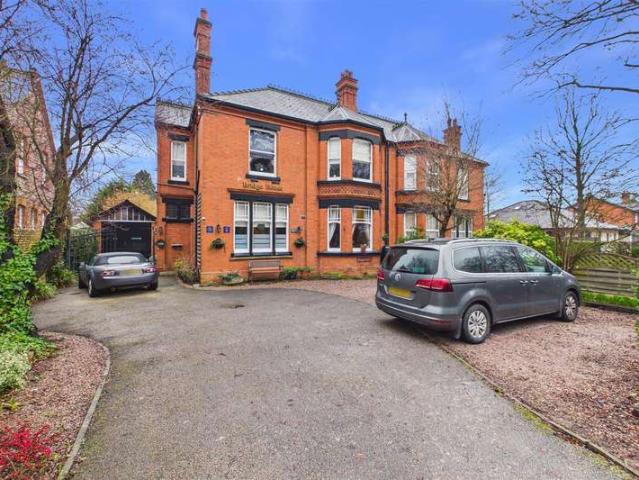 6 Bedroom Semi Detached House