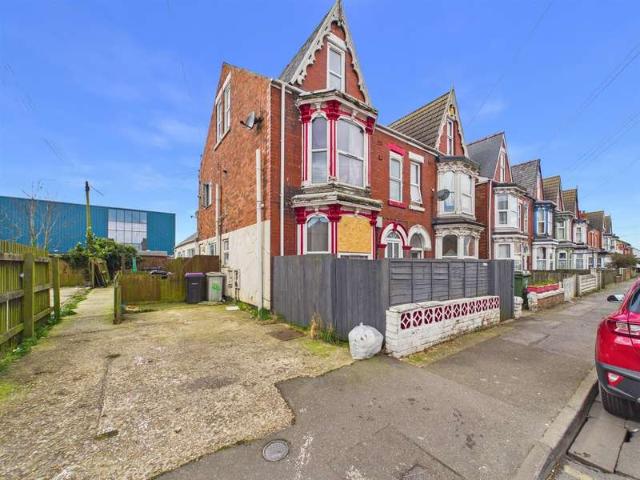6 Bedroom Semi Detached House