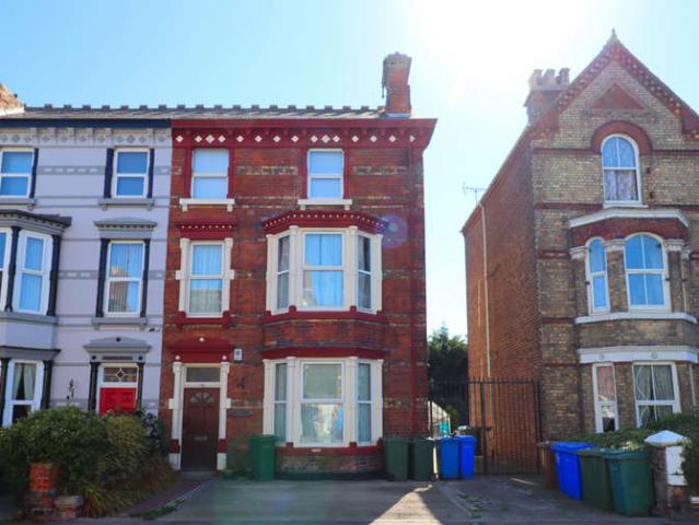 6 Bedroom Semi Detached House