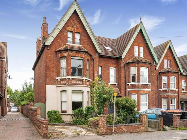 6 Bedroom Semi Detached House