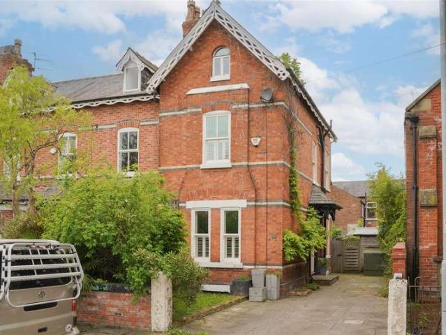 6 Bedroom Semi Detached House