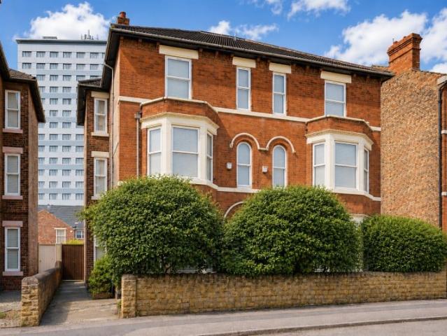 6 Bedroom Semi Detached House