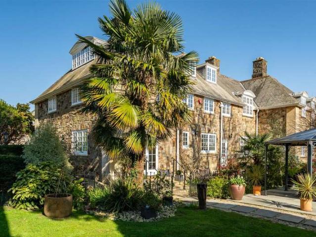 6 Bedroom Semi Detached House