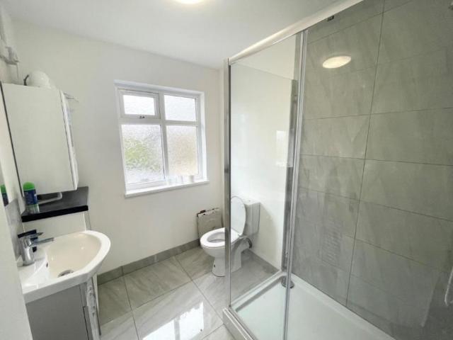 6 bedroom Semi detached house To Let