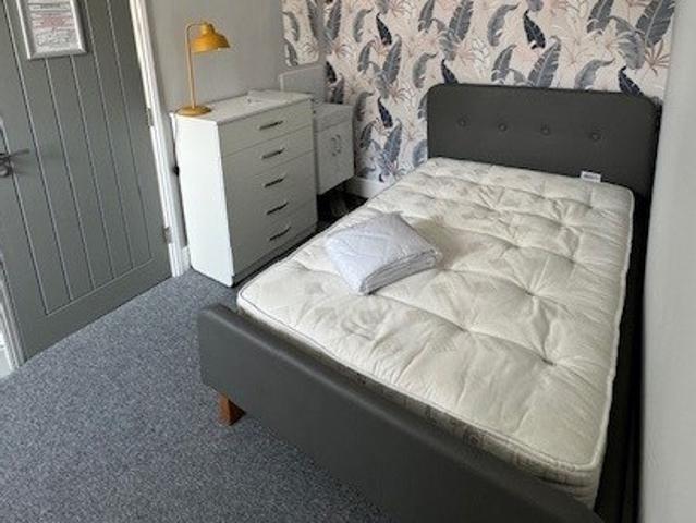 6 bedroom Semi detached house To Let