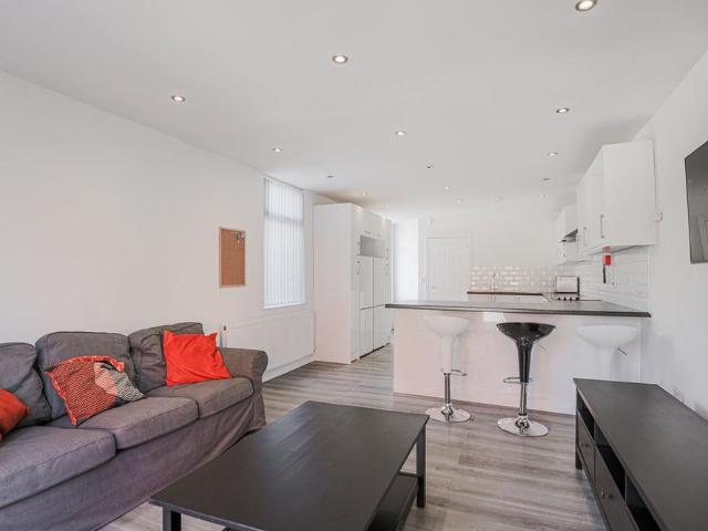 6 bedroom semi detached house to rent